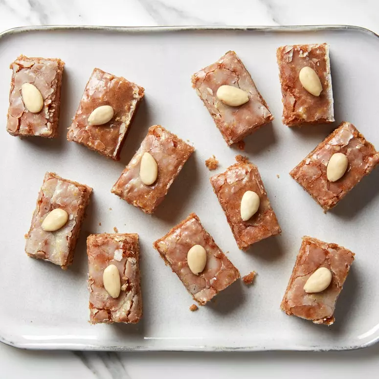 هڪ اڇو پليٽ تي Lebkuchen.