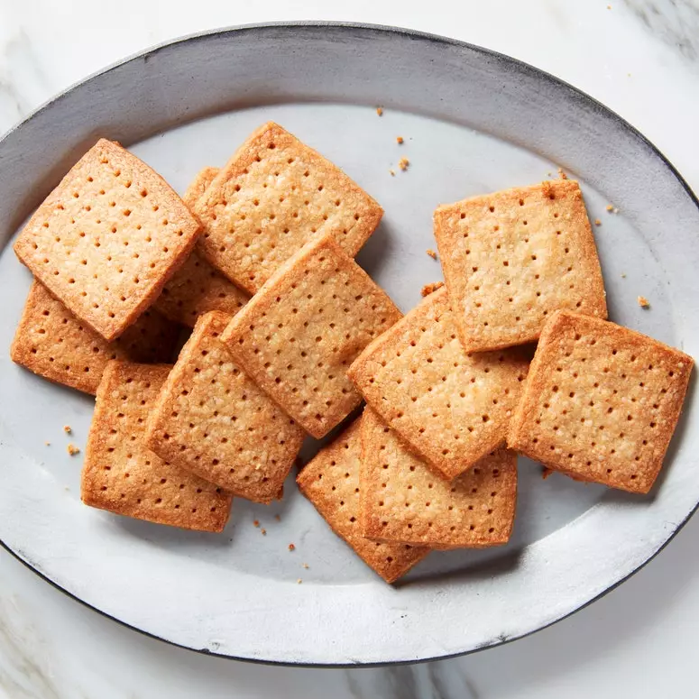 Foto de galletas de mantequilla de cabra cuadradas en una fuente para servir.