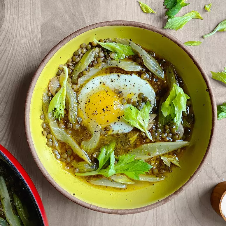 زیادہ آسان انڈے اور اجوائن کے پتوں کے ساتھ بریزڈ سیلری دال سٹو کی تصویر۔