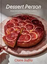 die voorblad van Dessert Person deur Claire Saffitz met 'n bloedlemoen onderstebo koek