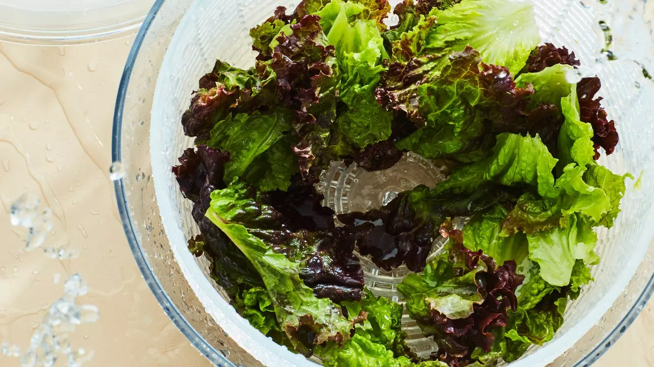 Sådan får du salatgrønt super rent med en salatsnurre