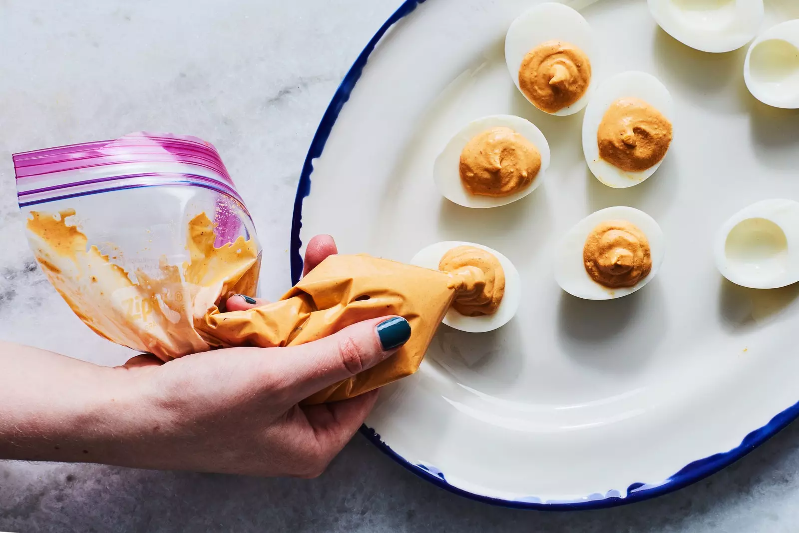 La imagen puede contener Alimentos Confitería Dulces Plato Comida Glaseado Pastel Postre Crema Crema Humano y Persona