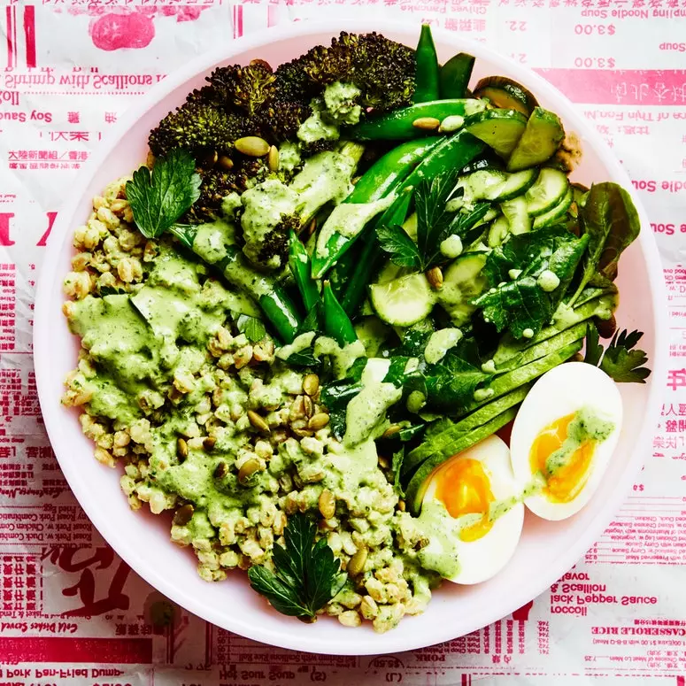Fotografie obilné mísy jednoho z našich oblíbených vegetariánských hlavních jídel se zeleninou Dressingem zelené bohyně a vejci.