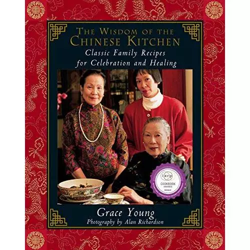 គម្របសៀវភៅធ្វើម្ហូបនៃ Wisdom of the Chinese Kitchen ដោយ Grace Young ។