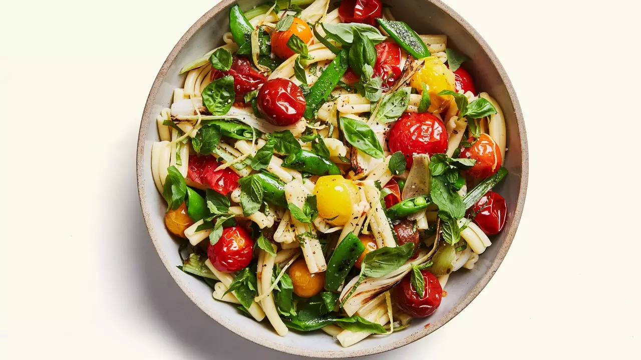 Pasta salat med forårsgrøntsager og tomater