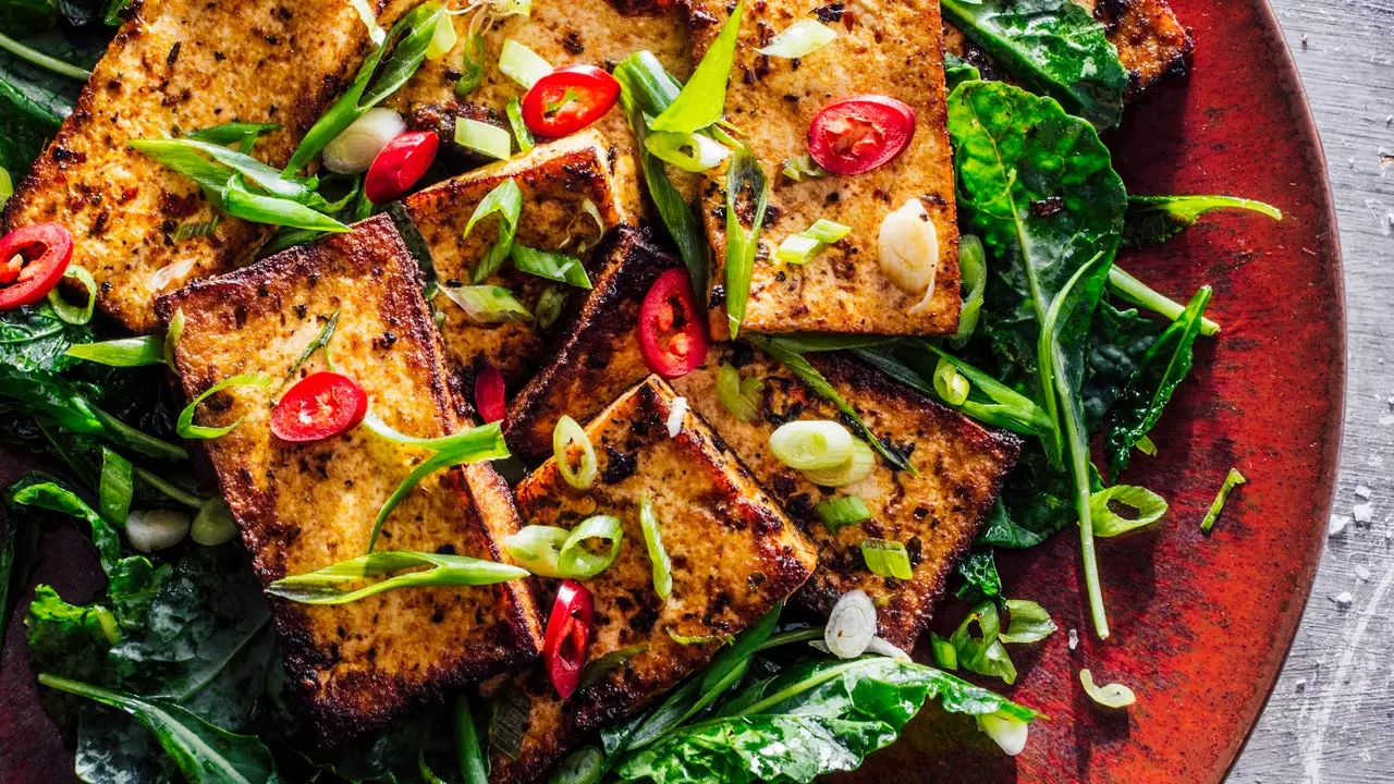 Chile og ingefær-stekt tofu-salat med grønnkål