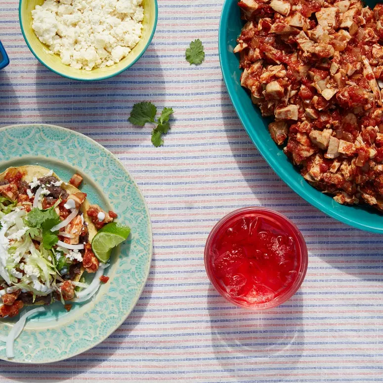 La imagen puede contener un plato de alimento vegetal y un tazón