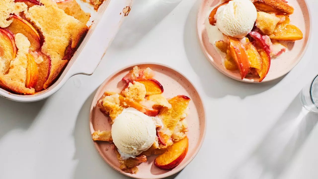 Denne autentisk sydlige ferskenskomager er sommerens nemmeste frugtdessert