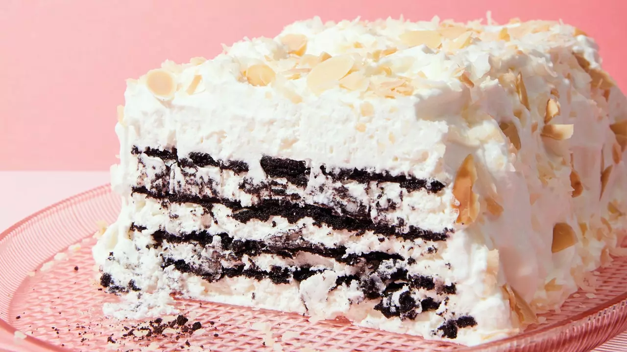 Coconut-Chocolate Icebox Cake hamwe na Badamu Yuzuye