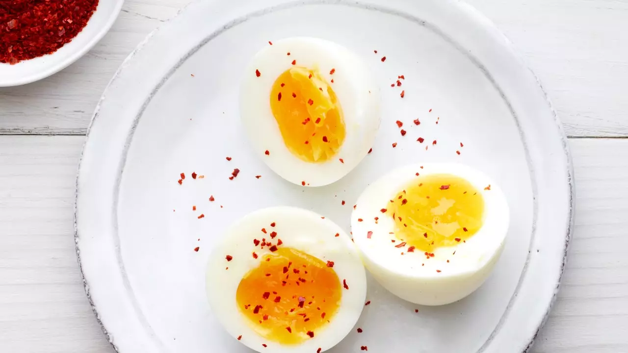 Jak gotować jajka: 5-stopniowa niezawodna metoda na idealne jajka