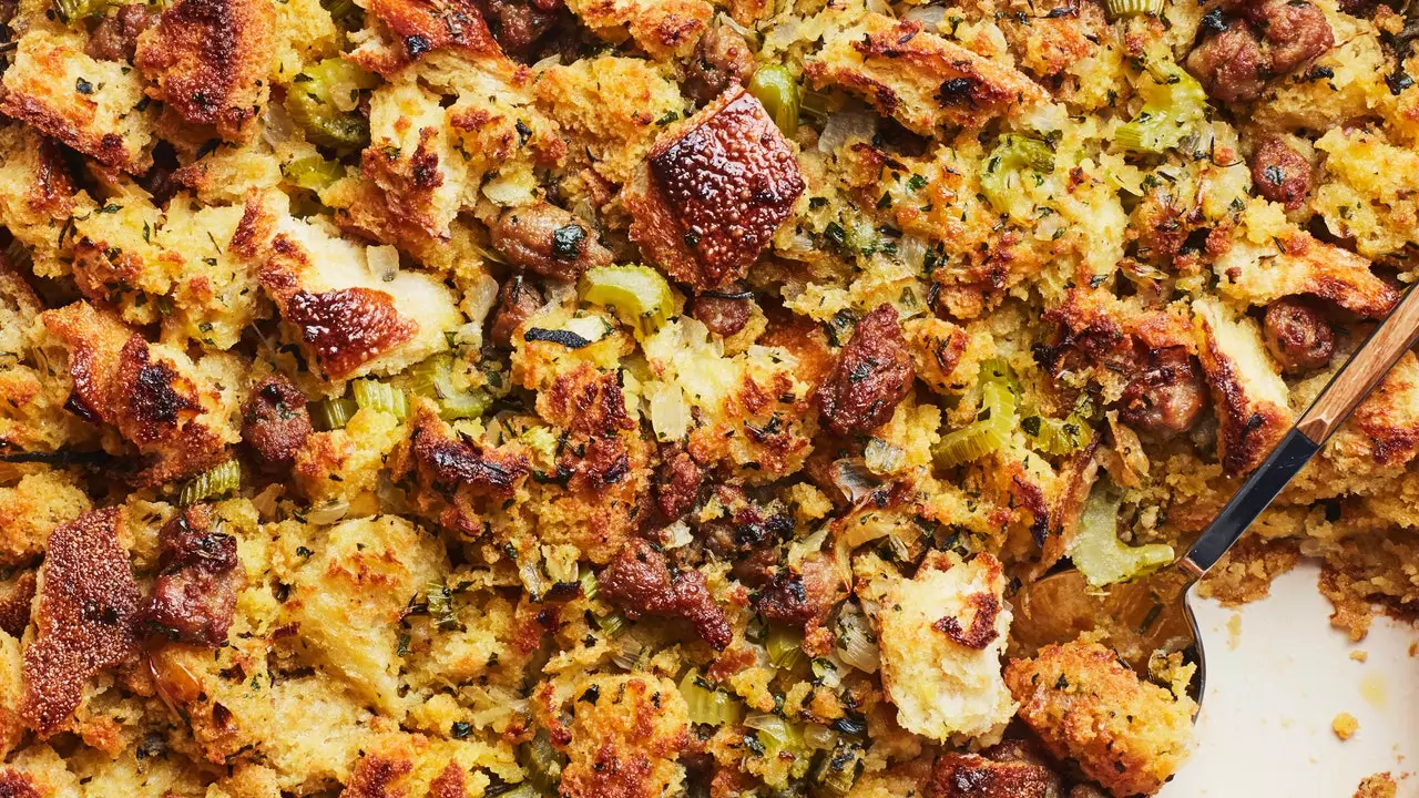 Ganap na Lahat ng Kailangan Mong Malaman Tungkol sa Thanksgiving Stuffing