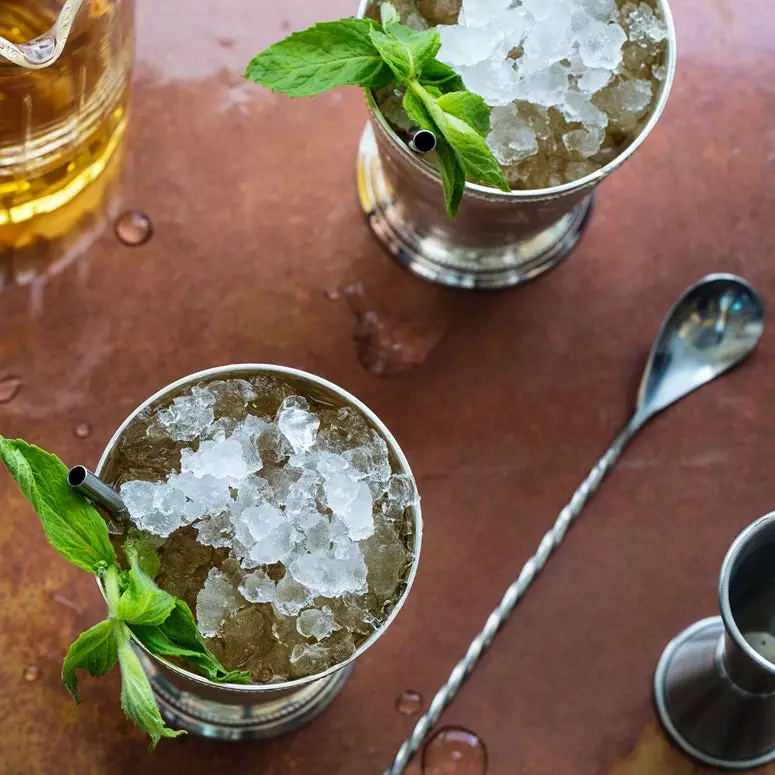 Bilden kan innehålla Vas Plantera Keramik Krukväxt Burk Mint Planter Örter Dryck Dryck Cocktail och alkohol