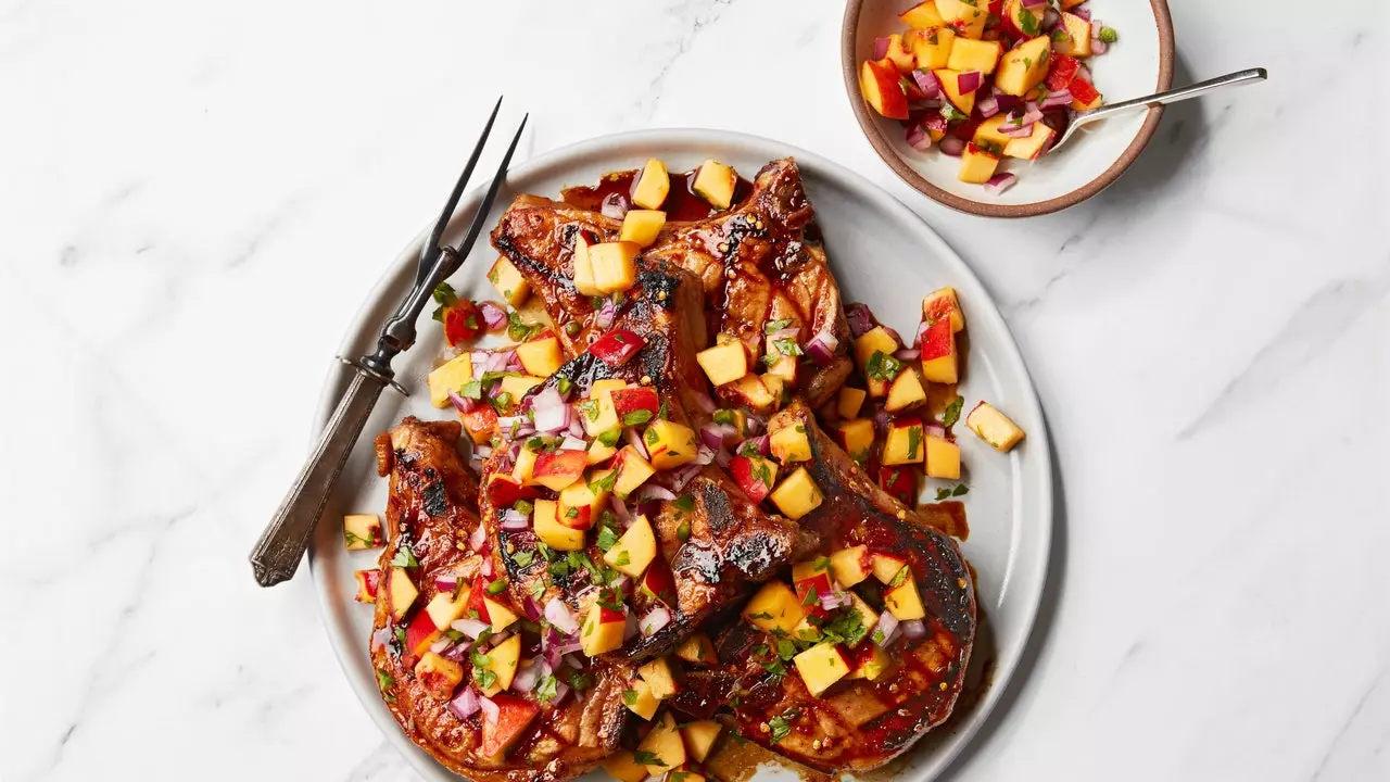 Daging Babi Panggang Pedas Madu dengan Peach Pico de Gallo