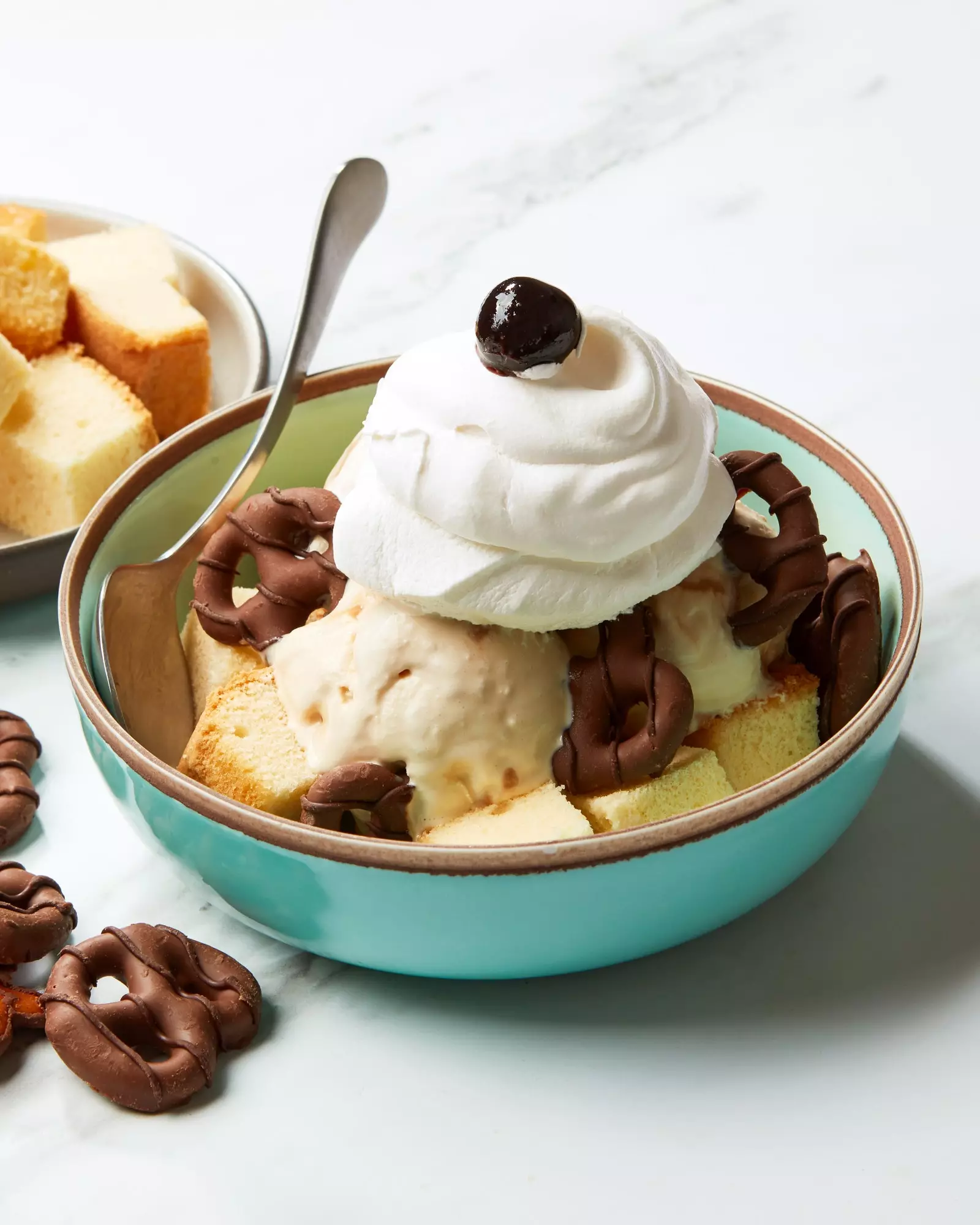 バーボンバタースコッチアイスクリームサンデー、ケーキキューブチョコレートで覆われたプレッツェルホイップクリームとチェリー