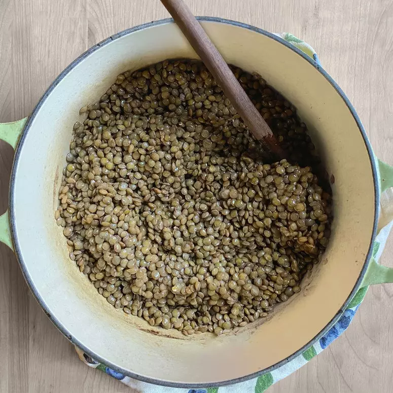 Foto nke lentil na oven nke Dutch.