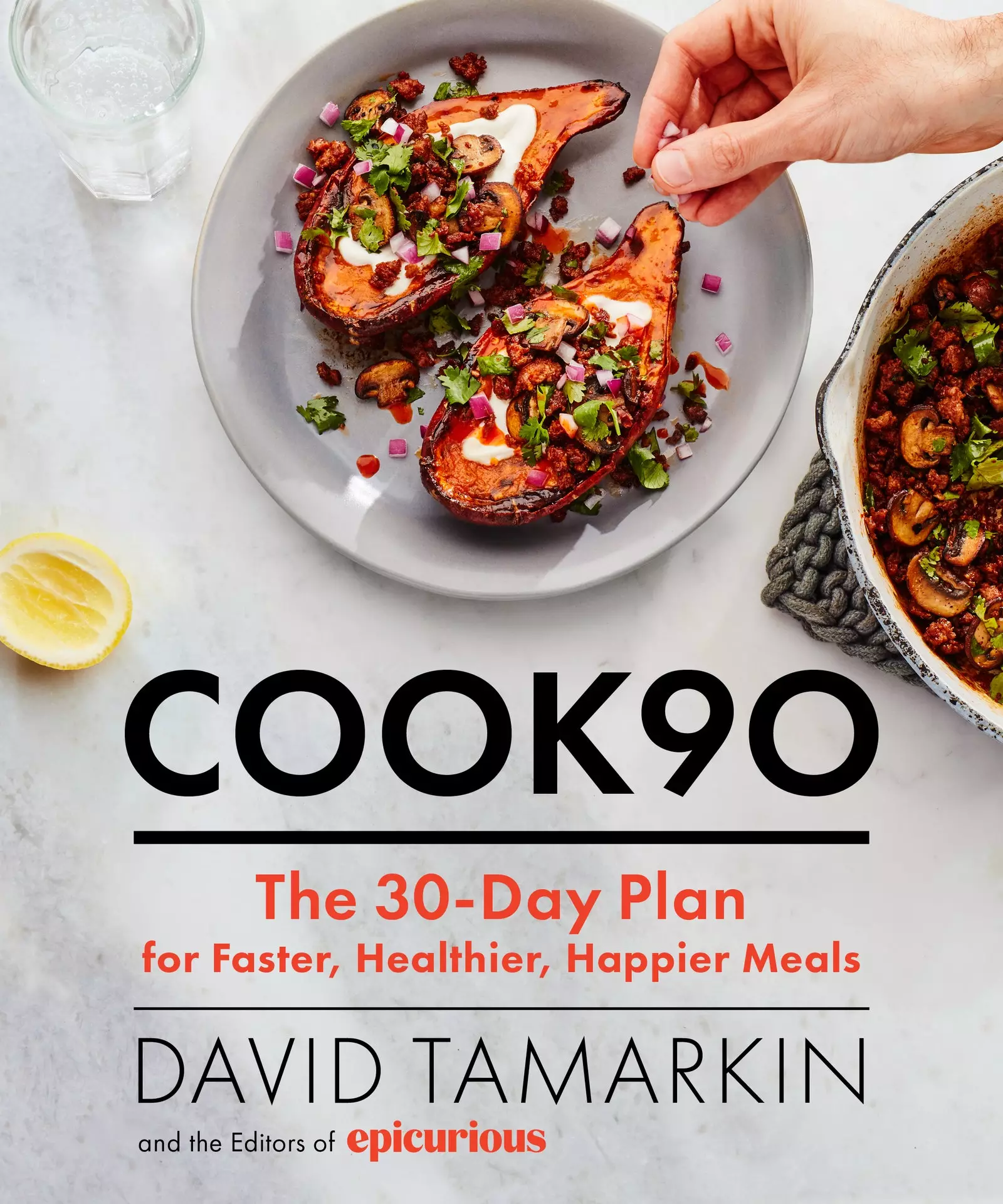 Cover des Cook90-Kochbuchs mit gerösteten halbierten Süßkartoffeln, garniert mit einer Bratpfanne aus zerbröckelten Chorizo-Pilzen …