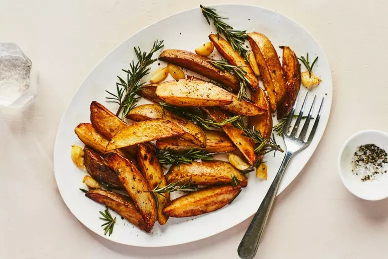 Geroosterde ierappels mei roastere knoflook en rosemary is ien fan ús bêste ierappelresepten.