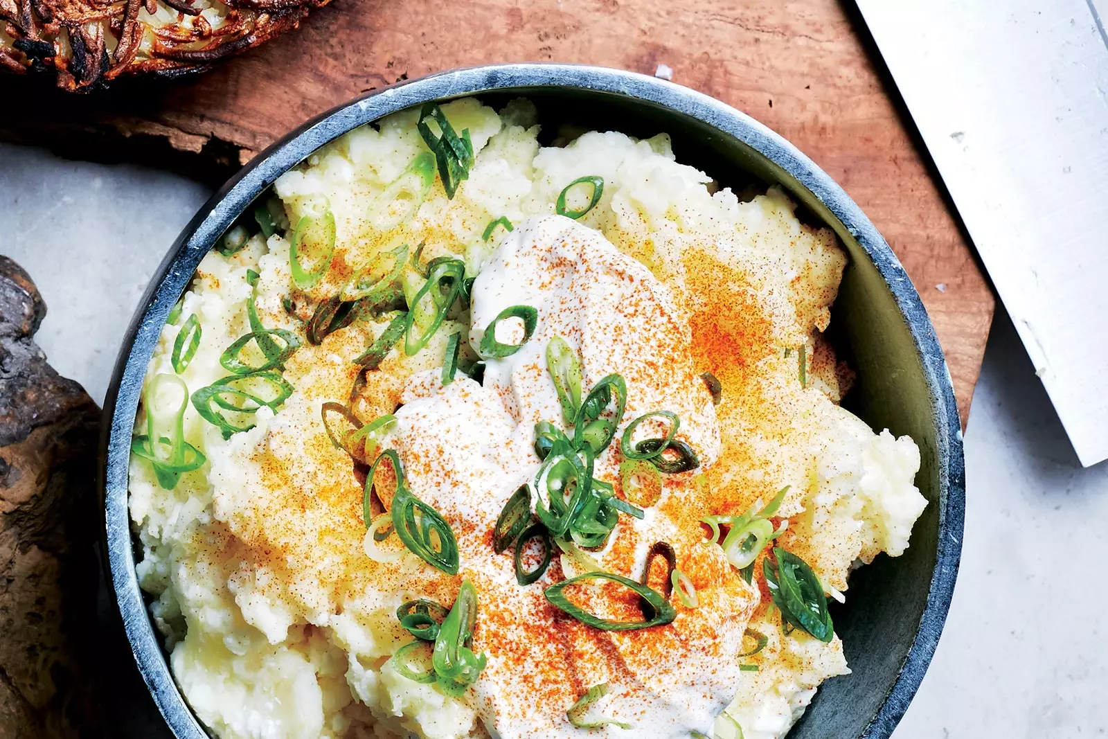 Puré de patatas con crema agria, pimentón y cebollino