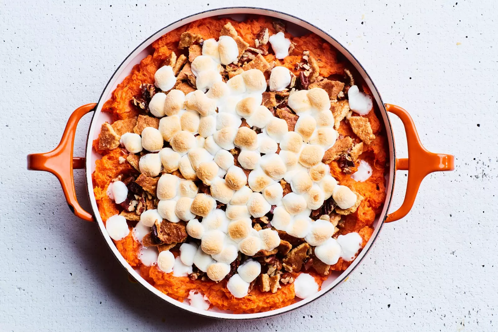 Un horno holandés lleno de batatas y cubierto con malvaviscos