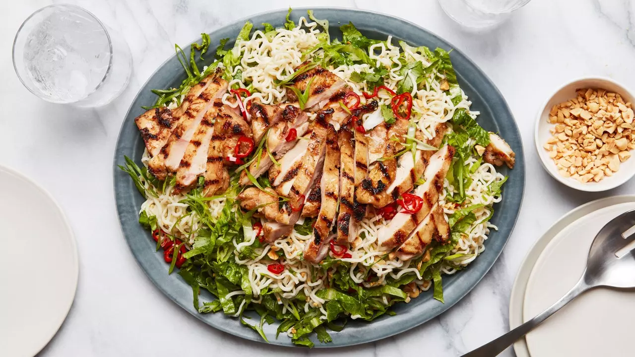 Cette salade de nouilles ramen instantanées à l'ail appartient à votre prochain barbecue