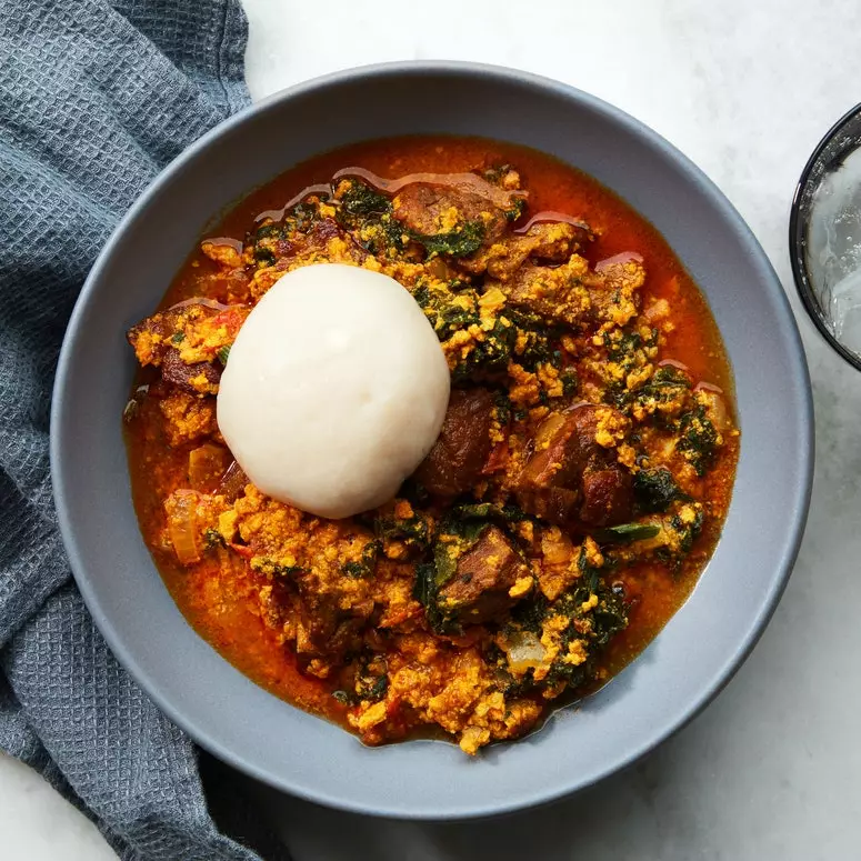 Foto van Nigeriese Egusi-bredie saam met Fufu.