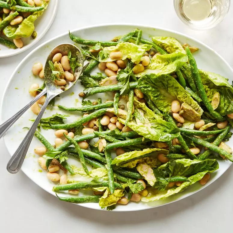 fotografie italského salátu ze zelených fazolí a tuňáka