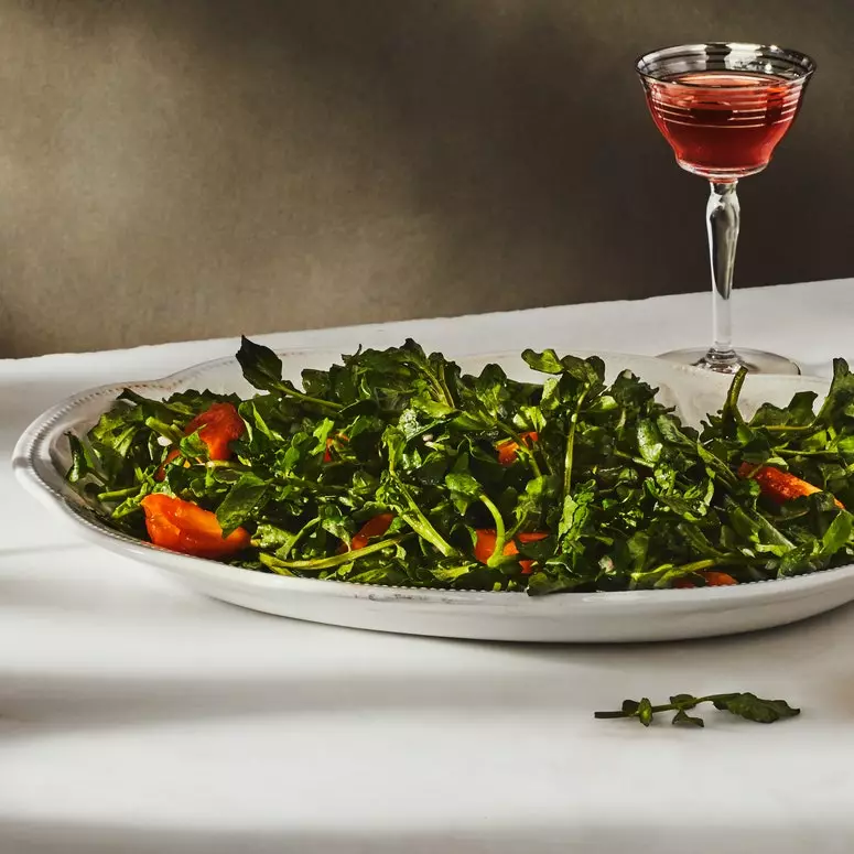 Cele mai bune garnituri de Ziua Recunostintei includ aceasta salata de nasturel si curmal.