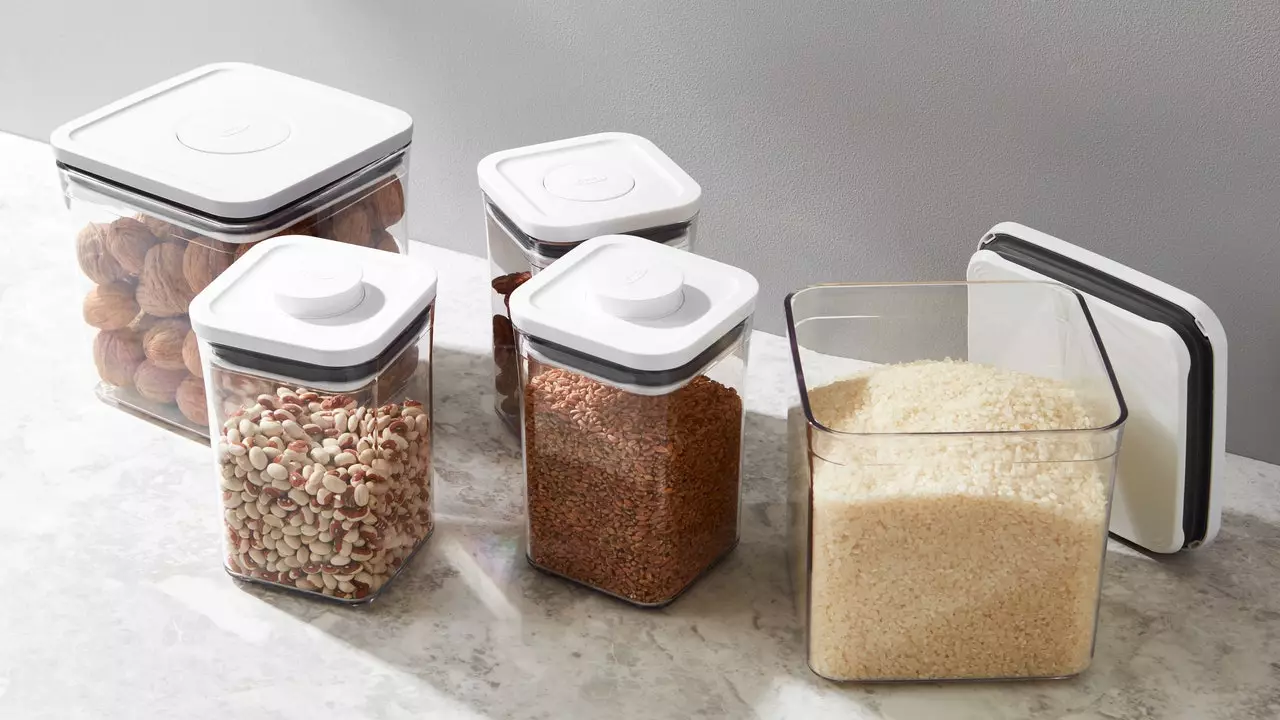 Os melhores recipientes de armazenamento de despensa para farinha, açúcar e além