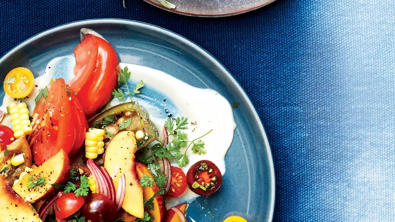 Tomaten-Pfirsich-Salat mit Tofu-Creme