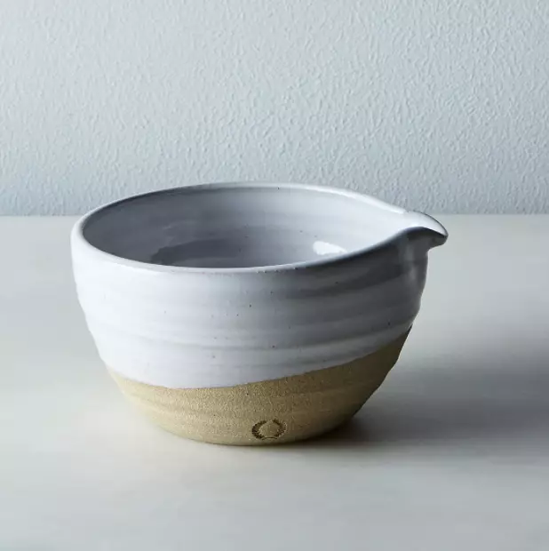 Hoton na iya ƙunsar: Bowl, Mixing Bowl, da Tef