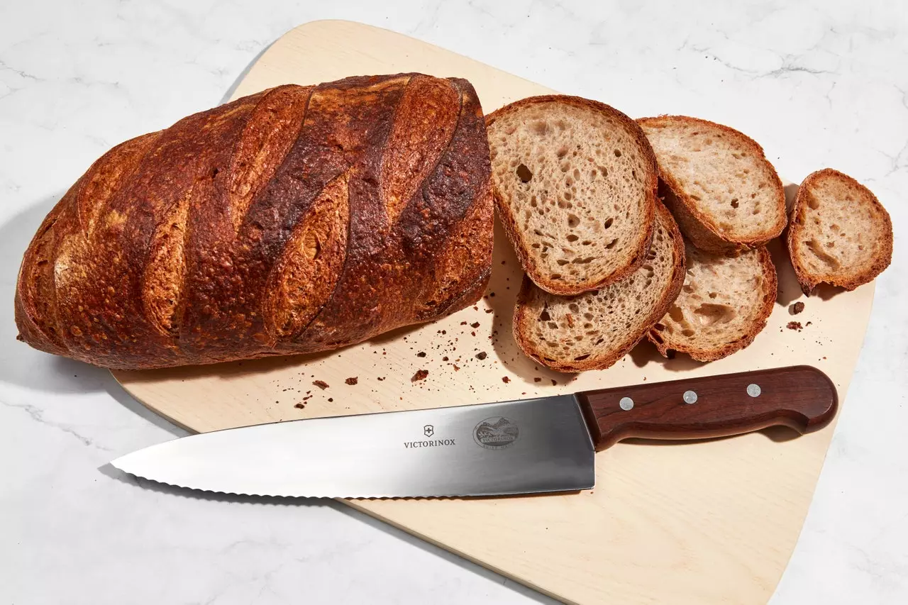 A Victorinox akara ọbẹ slicing a akara.