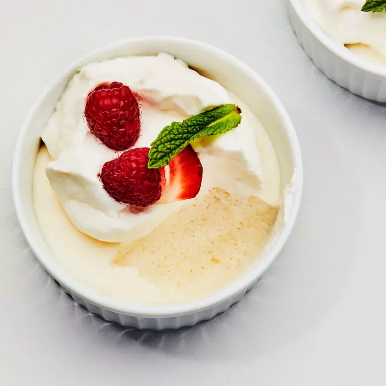 Jello i ramekin med hindbær og mynte topping.