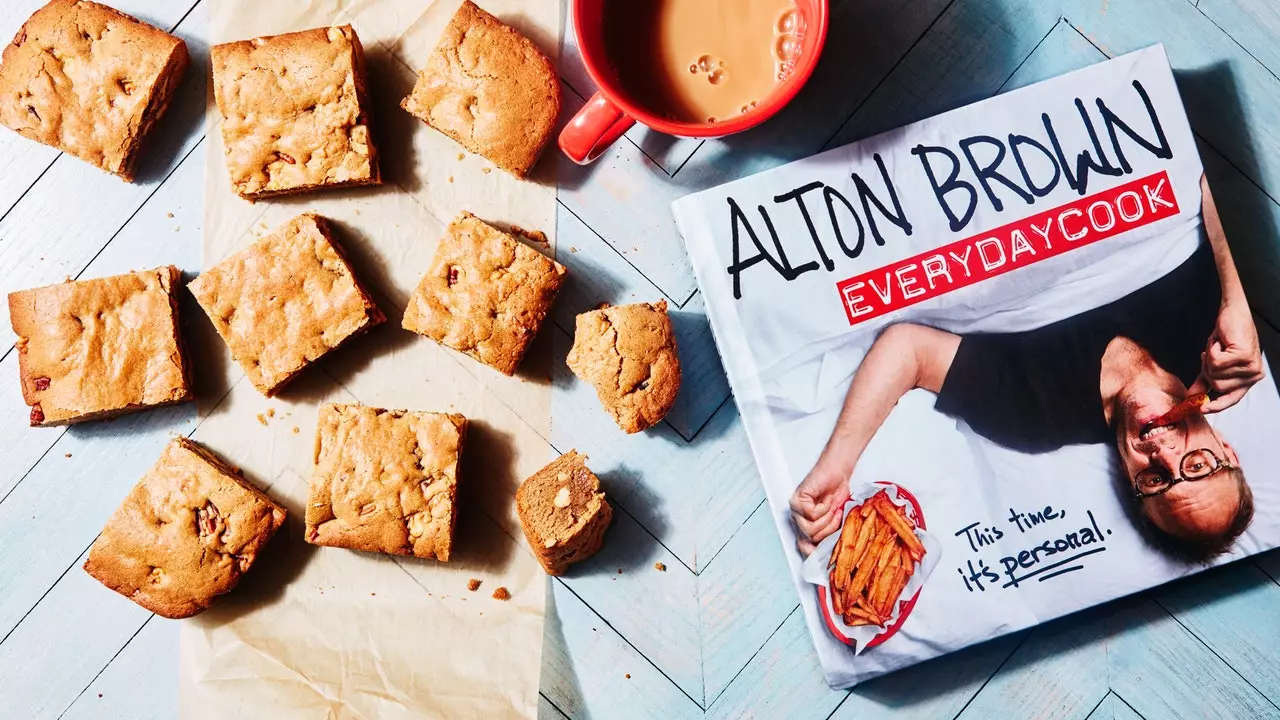Denne kokeboken reddet livet til Alton Brown