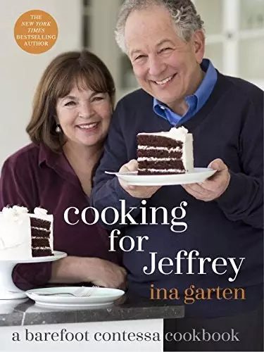 Сликата може да содржи Ina Garten Food Cake Dessert Human Person Роденденска торта крем крем Torte Icing и луѓе