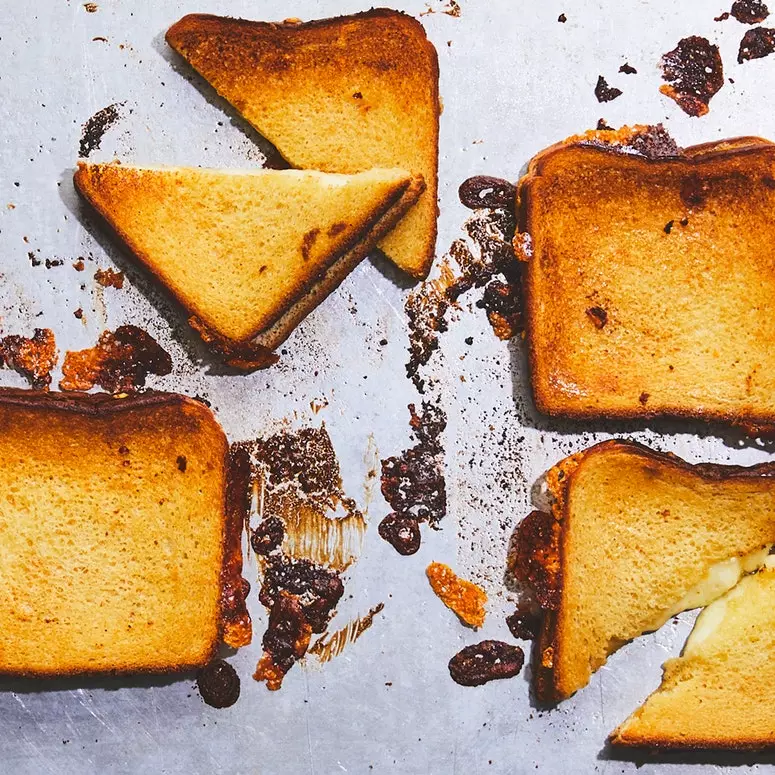 Imazhi mund të përmbajë dolli me bukë ushqimi Tost francez dhe bukë misri