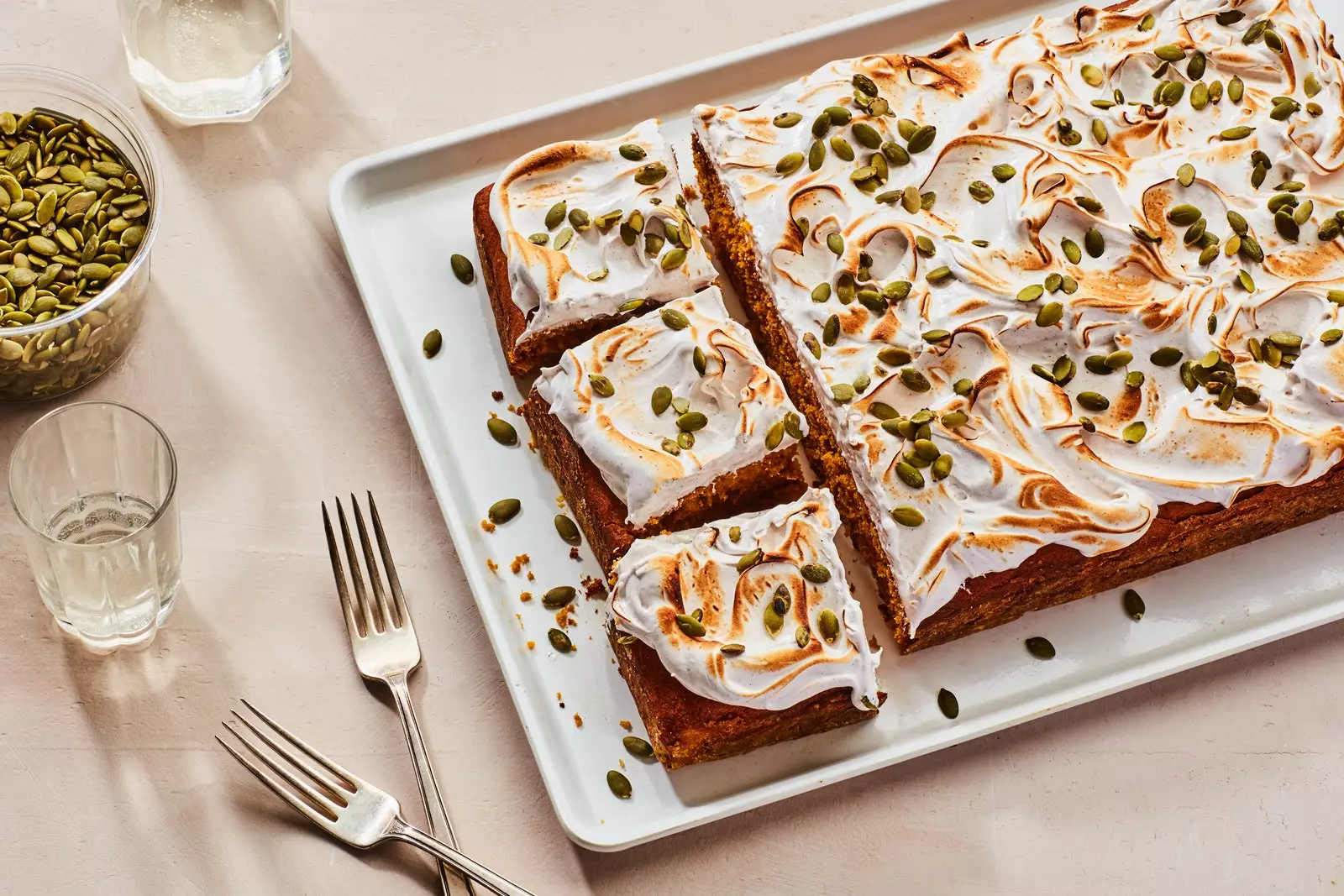 Pumpkin and cookie butter cake oergetten mei toaste meringue en pumpkin sied op in bakblêd mei in kant fan pumpkins ...