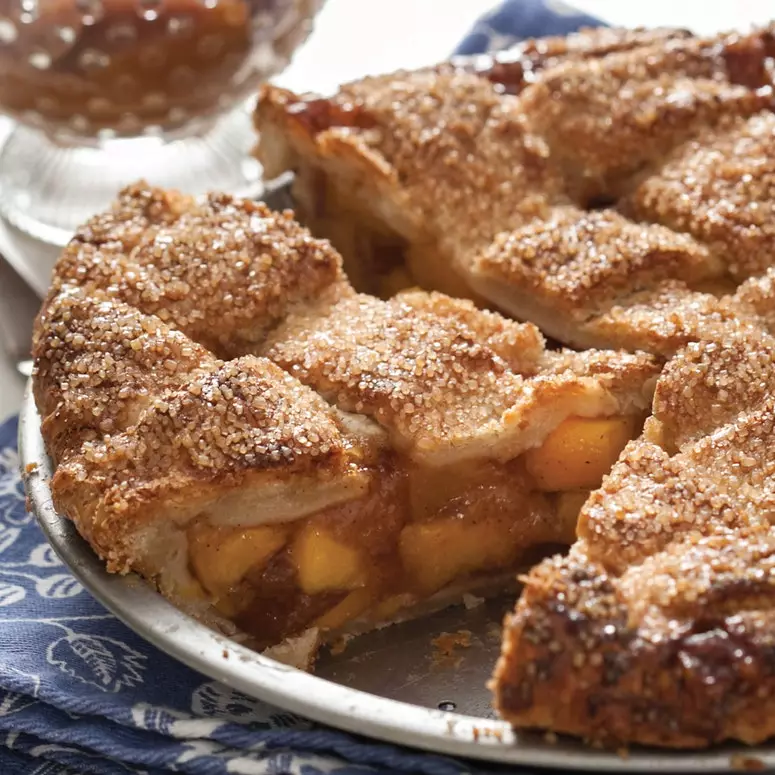 රුපයේ අඩංගු විය හැක Food Dessert Cake Apple Pie Pie Cutlery සහ හැන්දක්