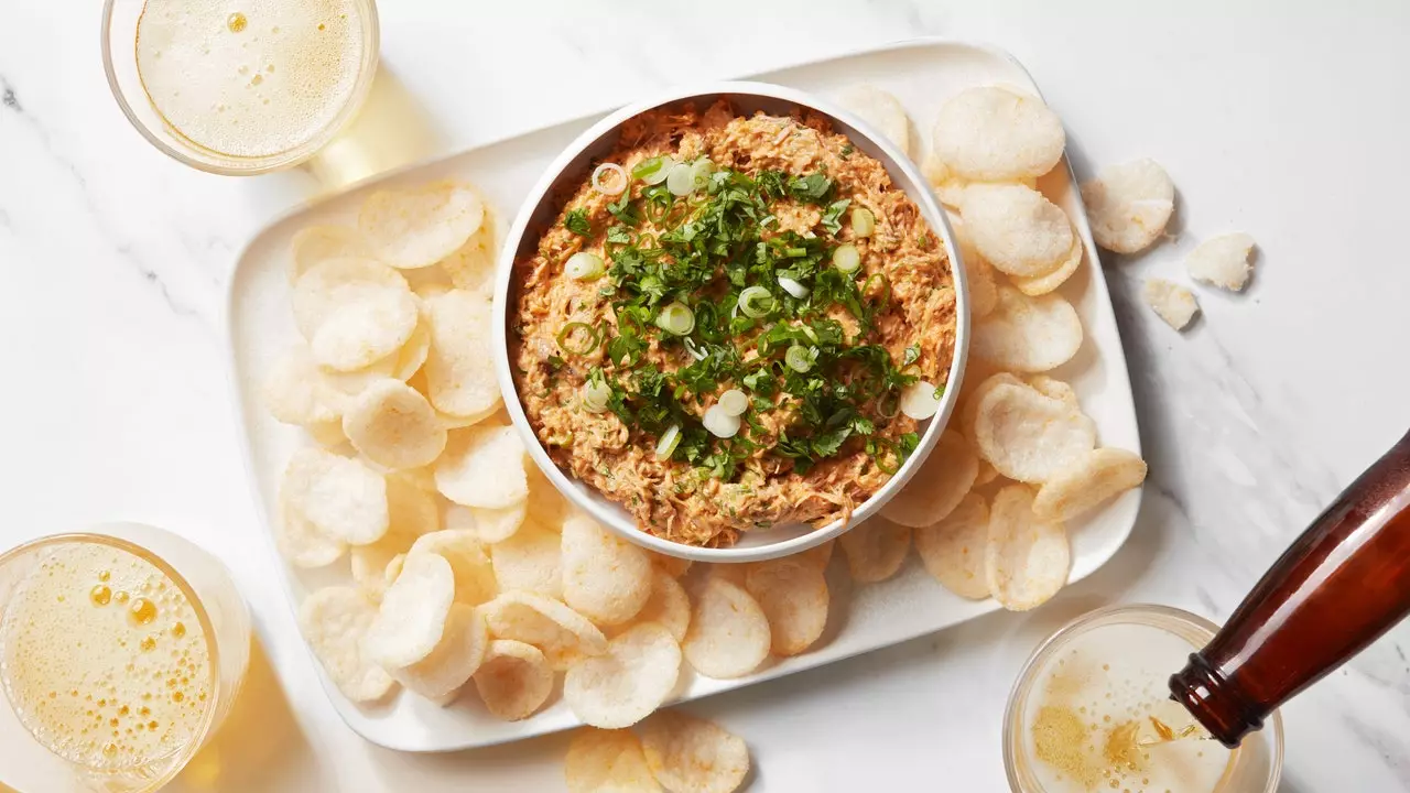 Spicy Crab Dip With Shrimp Chips Yog Ib Daim Ntawv Qhia Tag Nrho Hnub So