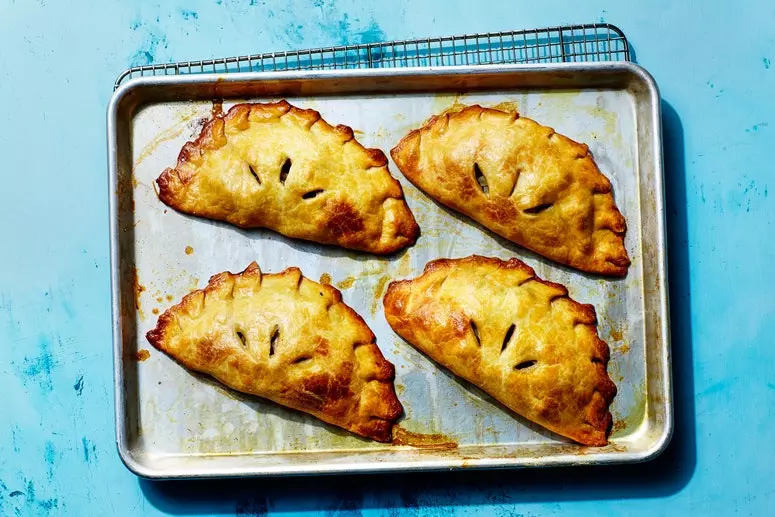 A imagem pode conter: Comida, Bolo, Sobremesa, Torta, Pão, Torta de Maçã e Pizza