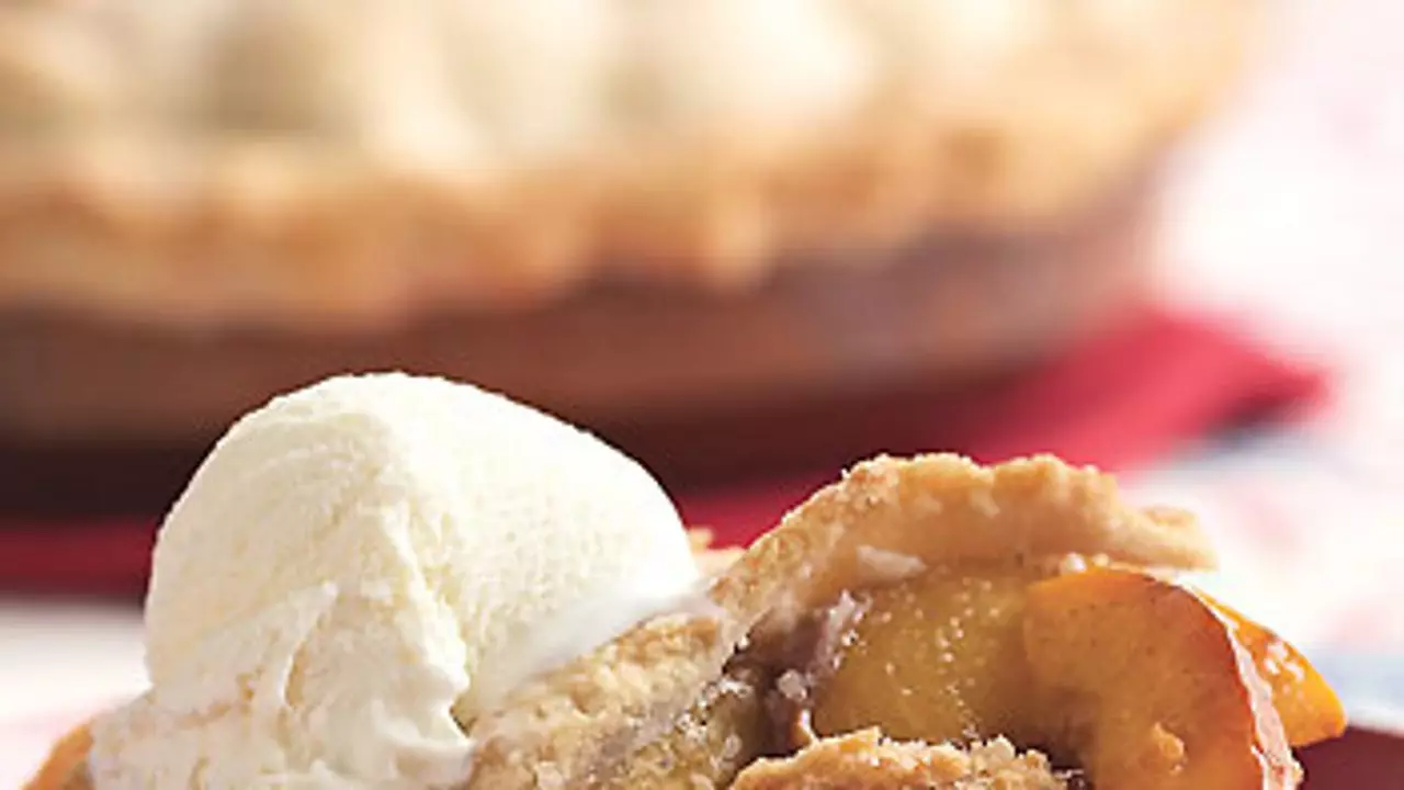 Vasaras persiku pīrāgs ar vaniļu un kardamonu