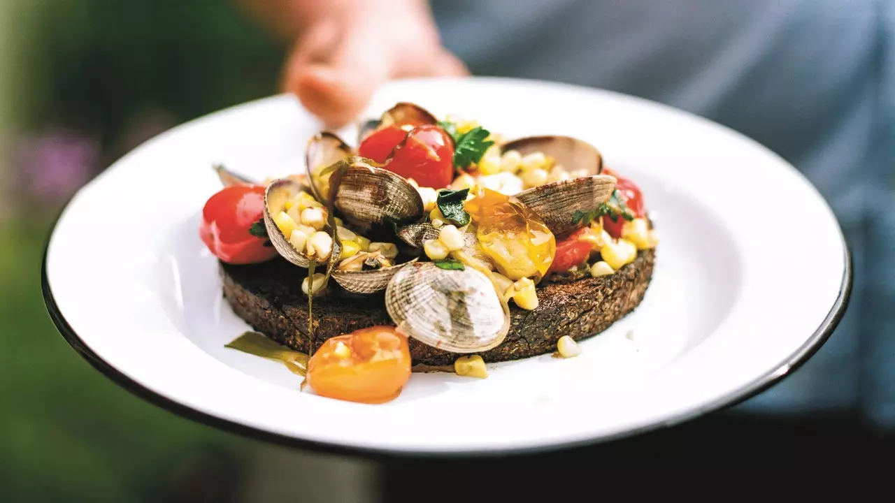 Mais, pomodori e vongole su pane grigliato, stile coltello e forchetta