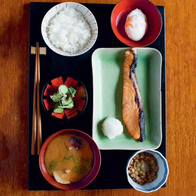 Foto nke ntụzịaka salmon nnu nnu shioyaki egosiri na natto na ofe miso.