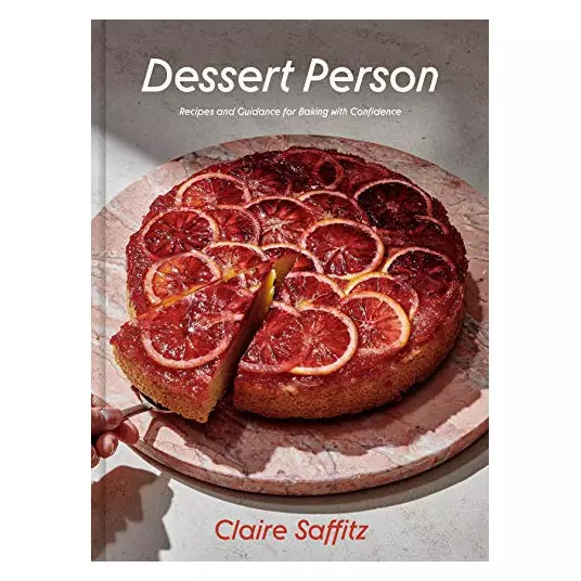 Clarie Saffitz විසින් 'Dessert Person' හි කවරය.