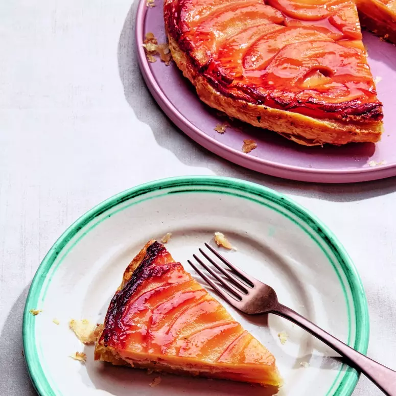 Fetta di tarte tatin di mele cotogne