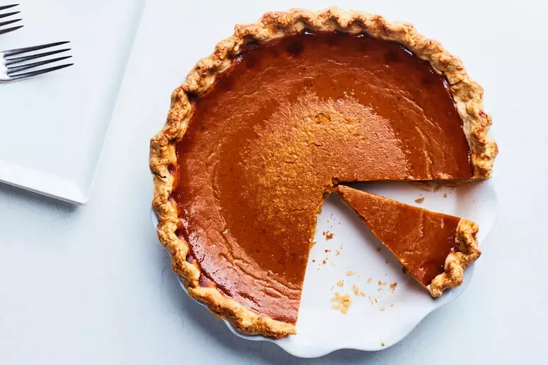 Best Pumpkin Pie Recipes for Ekele 2021. Bourbon ugu achịcha nwere ọtụtụ mpekere ewepụtara na efere achịcha.