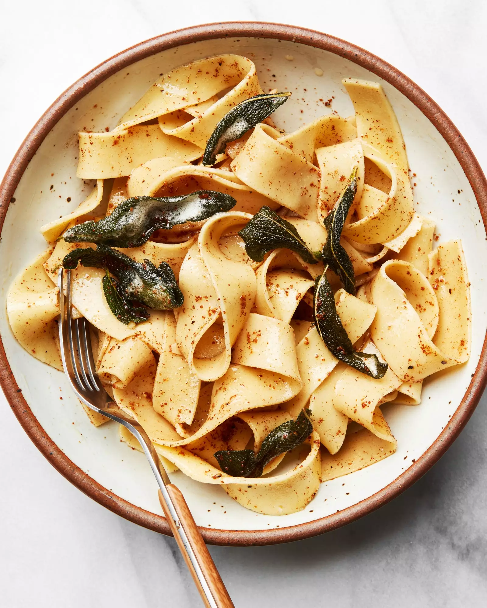 Glutenvrije pasta met bruine boter en salie.