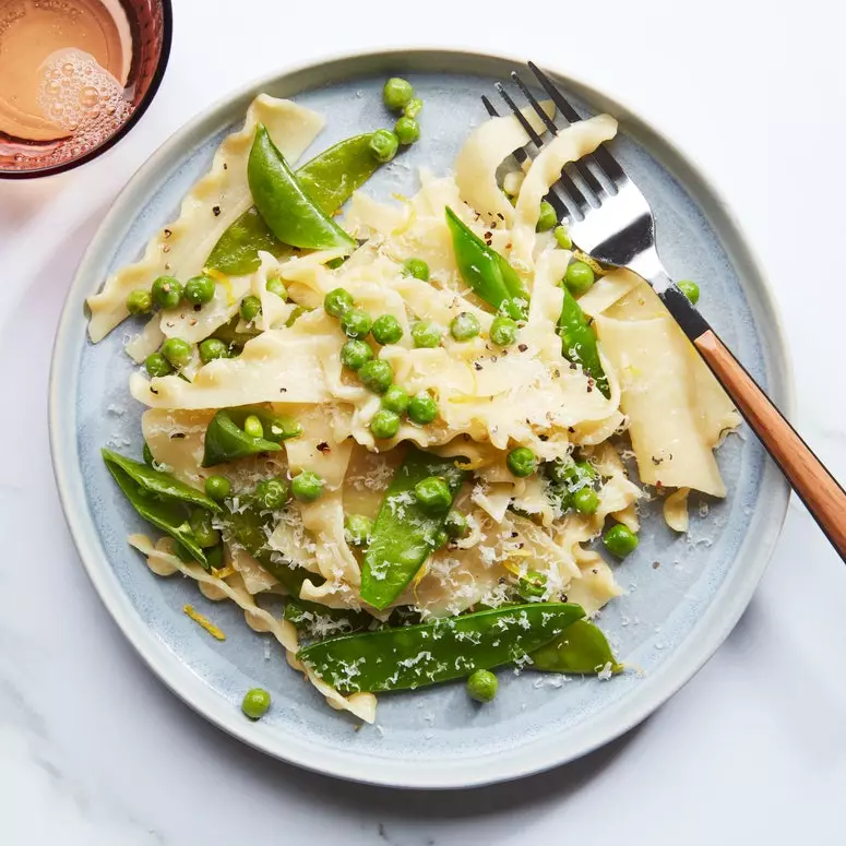 Foto de pasta primavera hecha con lasaña rota y guisantes.