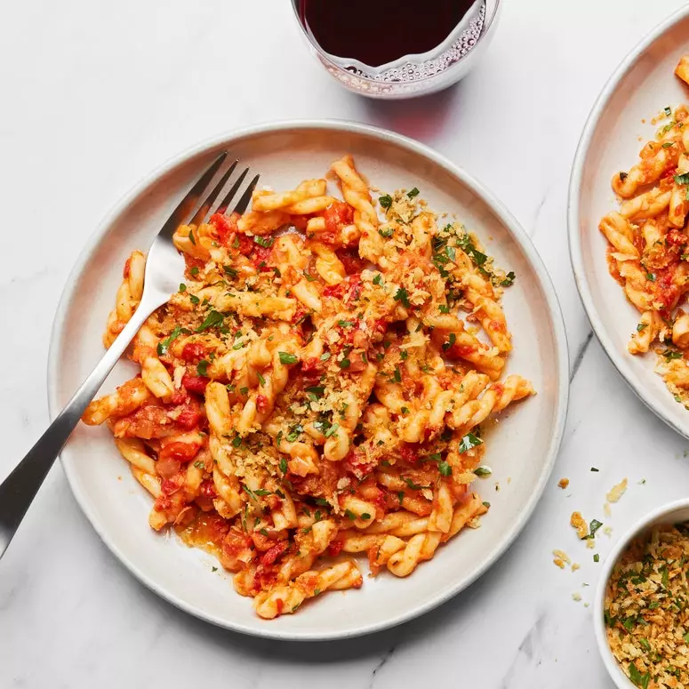 Mufananidzo wevegan red pepper pasta ine garlic breadcrumbs.