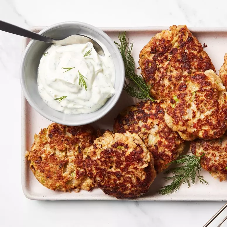 Picha ya Salmon Croquettes na Sauce ya Dill Yogurt.