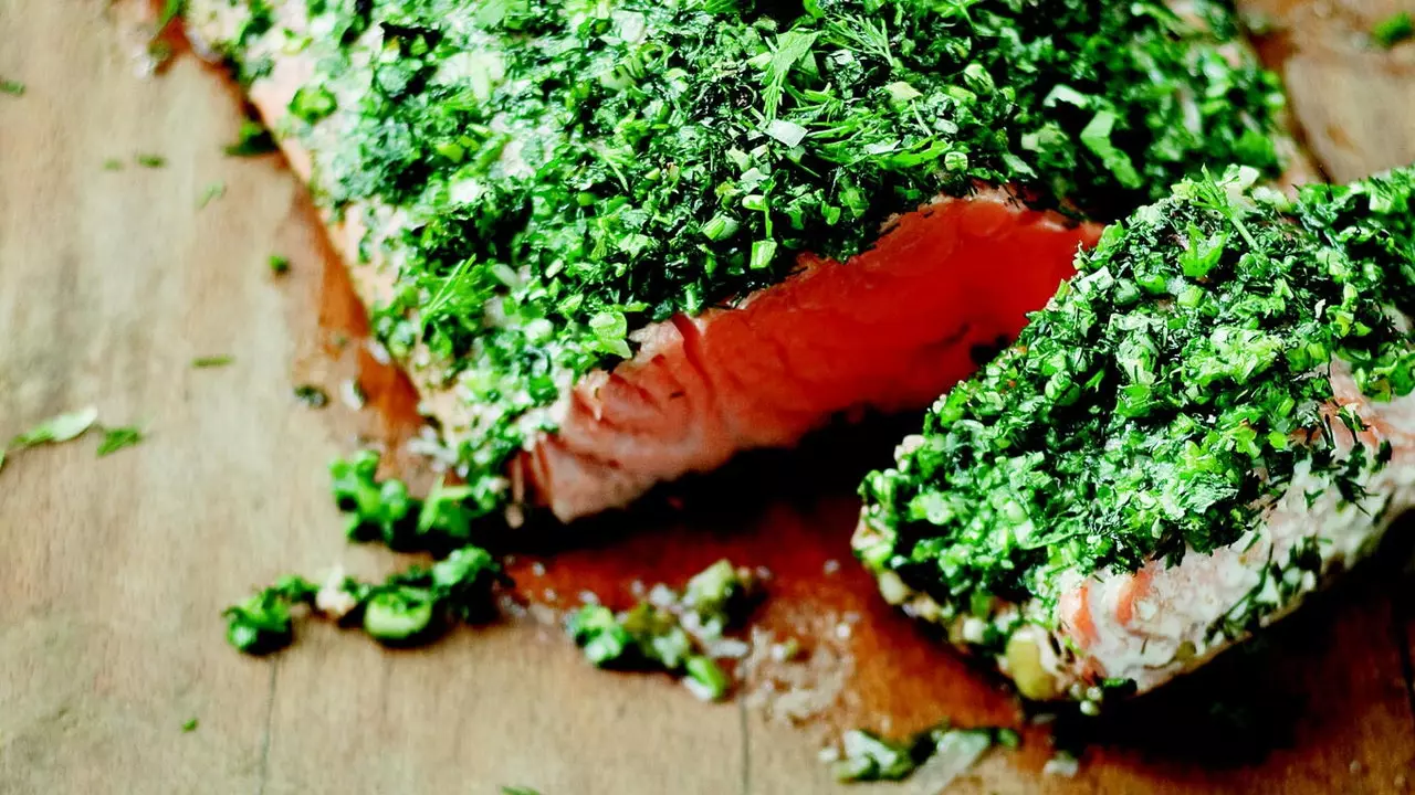 ត្រី salmon អាំងរបស់ Ina Garten ជាមួយឱសថបៃតង